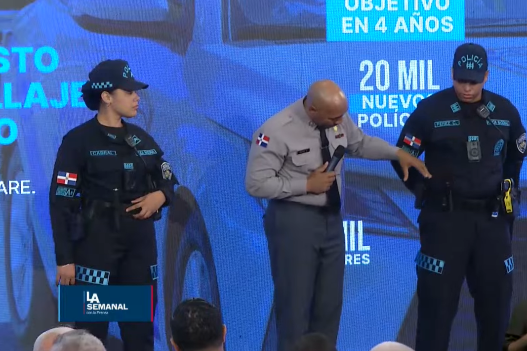 Con el nuevo uniforme, los policías tendrán cámara y pistola eléctrica ...